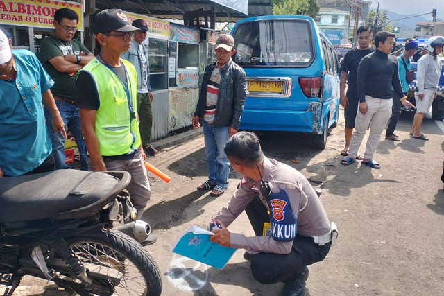 Disundul Pikap, Angkot Jalur Puncak Tabrak Motor dan Warung hingga ...