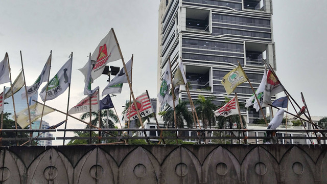 Satpol PP DKI: Alat Peraga Kampanye Dilarang Dipasang di Flyover ...