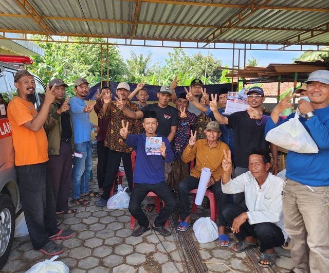 Usai Bagi Sembako: Kades di Anyer Pegang Poster Prabowo-Gibran, Pose 2 ...