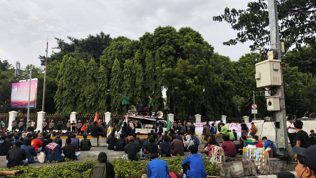 Mahasiswa Demo Tuntut Pemakzulan Jokowi di Depan Istana, Lalin Monas Ditutup | kumparan.com