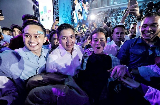 Giliran Gibran yang Digendong Mayor Teddy | kumparan.com