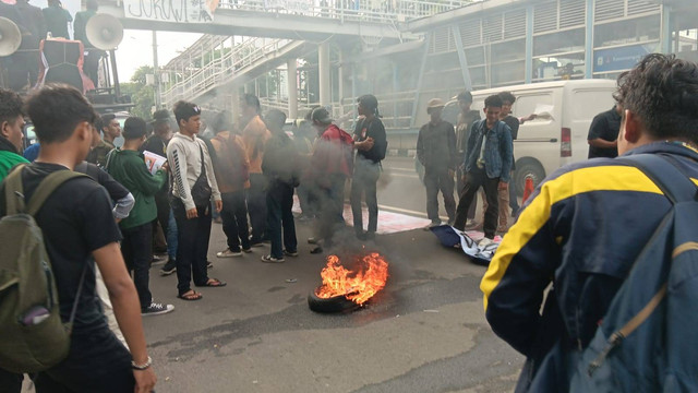 Civitas Academica UNJ Demo di Rawamangun, Desak Jokowi Mundur ...