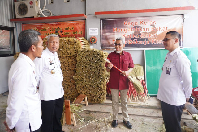 Irjen Razilu Apresiasi Kerajinan Sapu Glagah Milik Lapas Purwokerto ...
