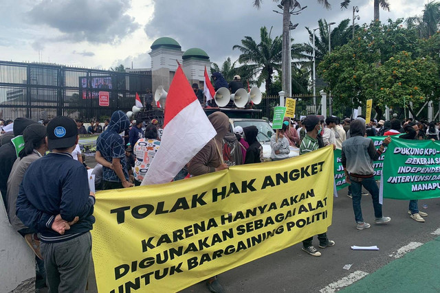 Demo Pro-Kontra Hak Angket di Depan DPR Bubar, Jalan Gatot Subroto ...