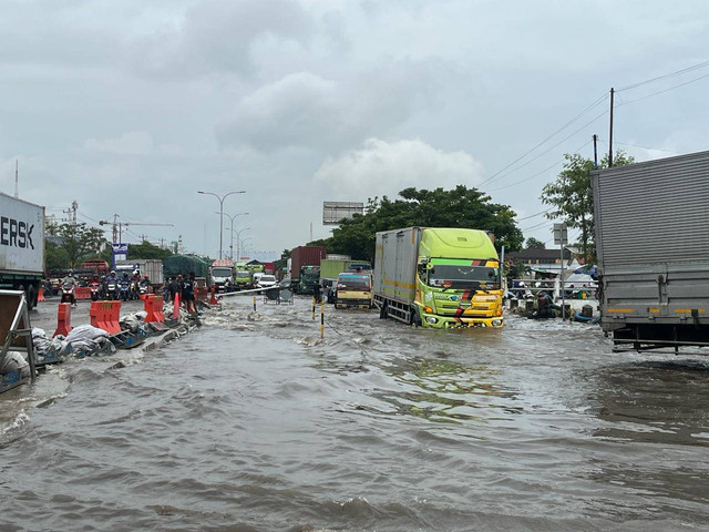 Kaligawe Banjir, Ini Rute Pengalihan Arus Semarang-Demak | kumparan.com