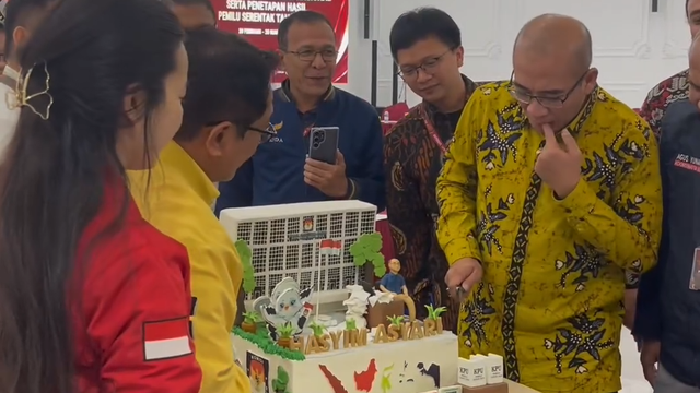 Anggota PPLN Belanda Beri Kue Ultah Hasyim Asy'ari saat Rekapitulasi ...