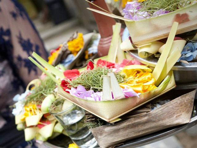 Pengertian Canang, Sejarah, Fungsi, dan Bentuknya | kumparan.com