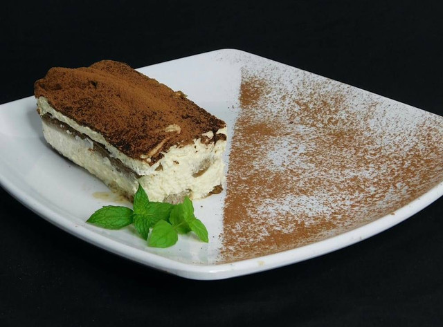 Maiku Cafe Blok M, Tempat Terbaik untuk Menikmati Tiramisu | kumparan.com