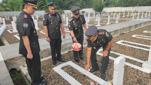 Sambut HBP ke 60, Lapas Subang Ziarah dan Tabur Bunga di Makam Pahlawan ...