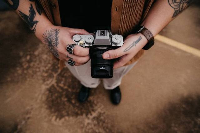 6 Cara Memilih Lensa Kamera Mirrorless Sesuai Kebutuhan | kumparan.com