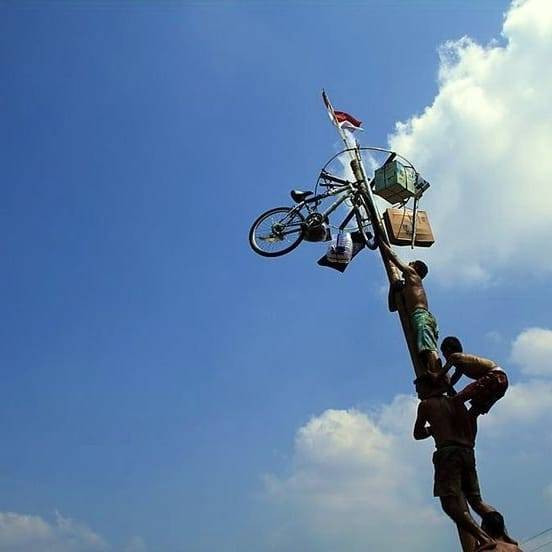 Panjat Pinang: Tradisi Meriah Perayaan Kemerdekaan Indonesia | kumparan.com