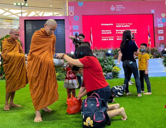 Mengenal Pindapatta, Ritual Umat Buddha Bersedekah untuk Para Bhikku ...