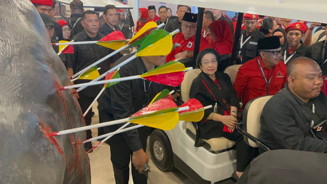 Megawati Bergetar Lihat Patung Banteng Dipanah: Enggak Apa, Kita Tahan ...