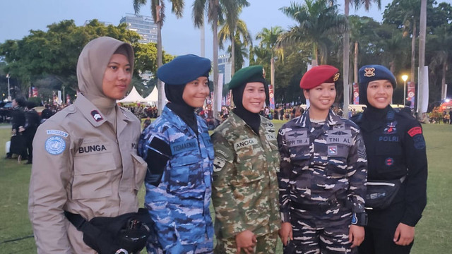Kala Penerjun Payung Wanita TNI-Polri Unjuk Gigi di HUT Bhayangkara ...