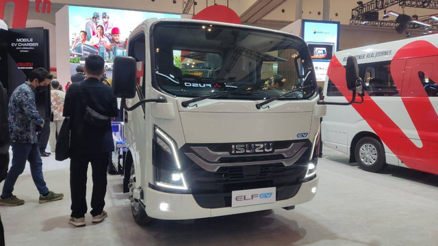 Isuzu Indonesia Sebut Sudah Ada yang Melirik Truk Listrik Elf EV | kumparan.com