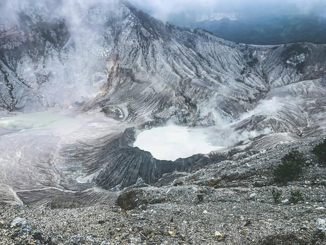 Asal-Usul Gunung Tangkuban Perahu di Jawa Barat yang Punya Legenda Unik | kumparan.com