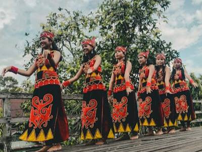 Nama Pakaian Suku Dayak dan Keunikannya | kumparan.com