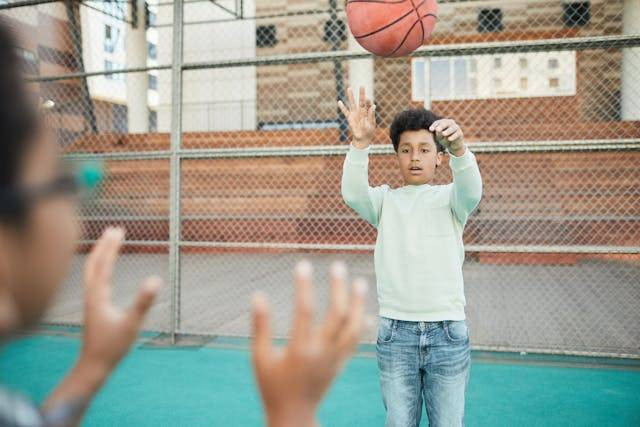 Momentum Penggunaan Overhead Pass Bola Basket dan Cara Melakukannya ...