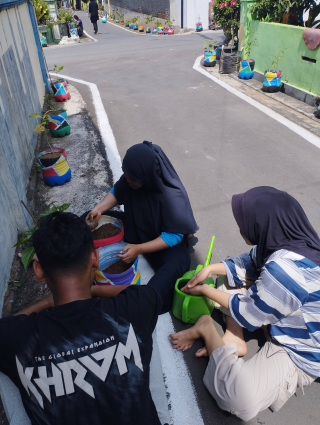 KKN MAs Tim 31 Ikuti Kegiatan Tebar Pupuk dan Gelar Bimbel Pertama di ...