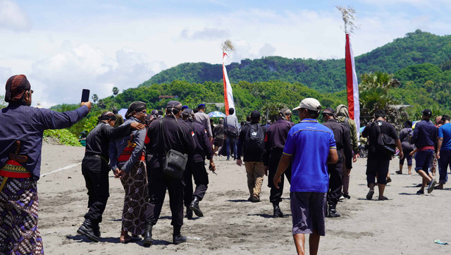 Foto Cerita Prosesi Upacara adat Labuhan Keraton Yogyakarta | kumparan.com