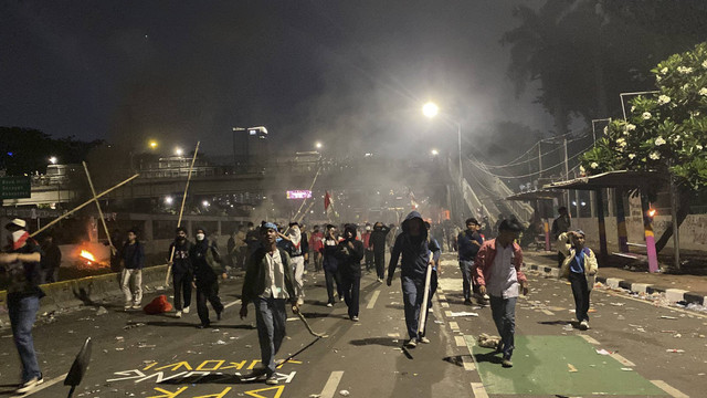Pelajar STM Rusak Halte Dekat Gedung DPR, Polisi Halau Pakai Gas Air ...