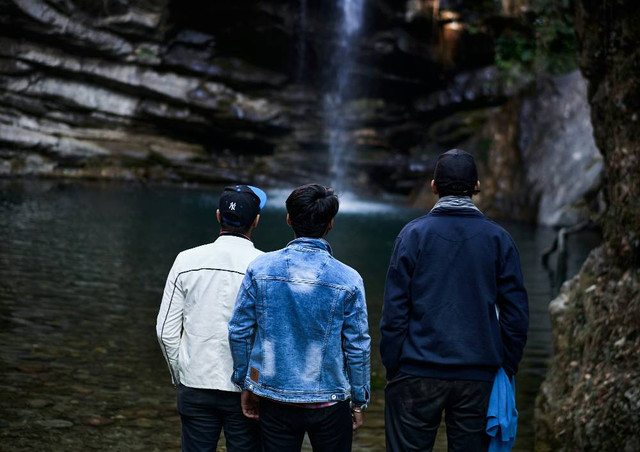 5 Ide Outfit ke Curug, Antiribet dan Stylish | kumparan.com