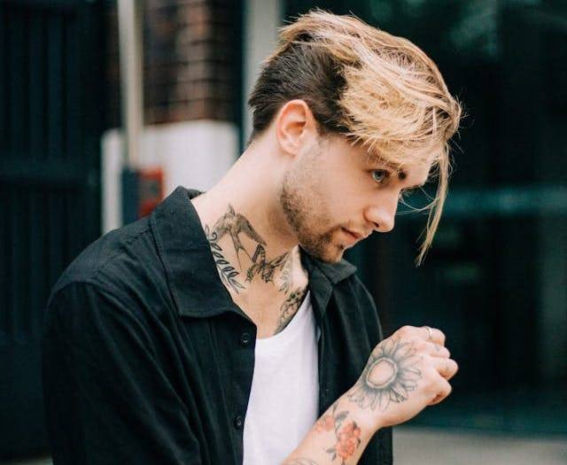 4 Rekomendasi Warna Outfit Pria agar Terlihat Lebih Keren | kumparan.com