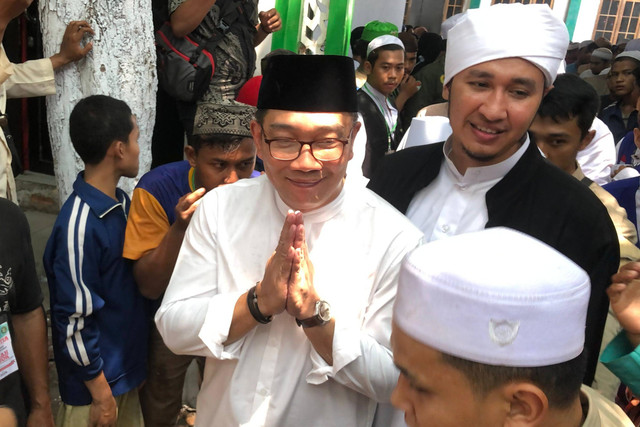 Ridwan Kamil Ziarah ke Makam Mbah Priok, Ditemani Habib Usman ...