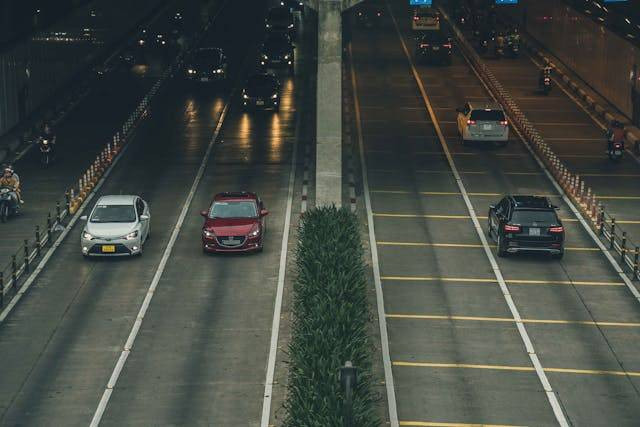 Mengenal Istilah Lane Hogger di Jalan dan Cara Mencegahnya | kumparan.com