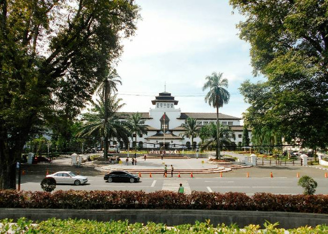 6 Gedung Bersejarah di Indonesia beserta Kisah di Baliknya | kumparan.com