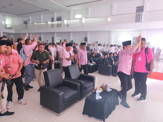 Pilkada Jember: Yel-yel 'Cukup 1 Istri' vs 'Cukup 1 Periode' | kumparan.com