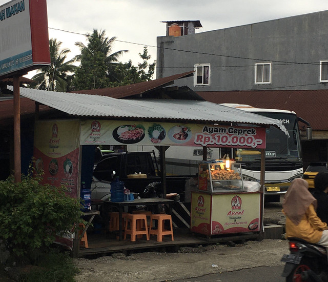 Ramai Diserbu Mahasiswa: Kisah Produksi Axcel Fried Chicken dan Ayam ...