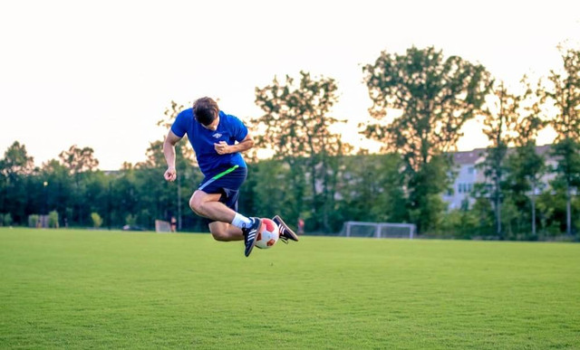 Pengertian Offside dalam Peraturan Olahraga Sepak Bola | kumparan.com