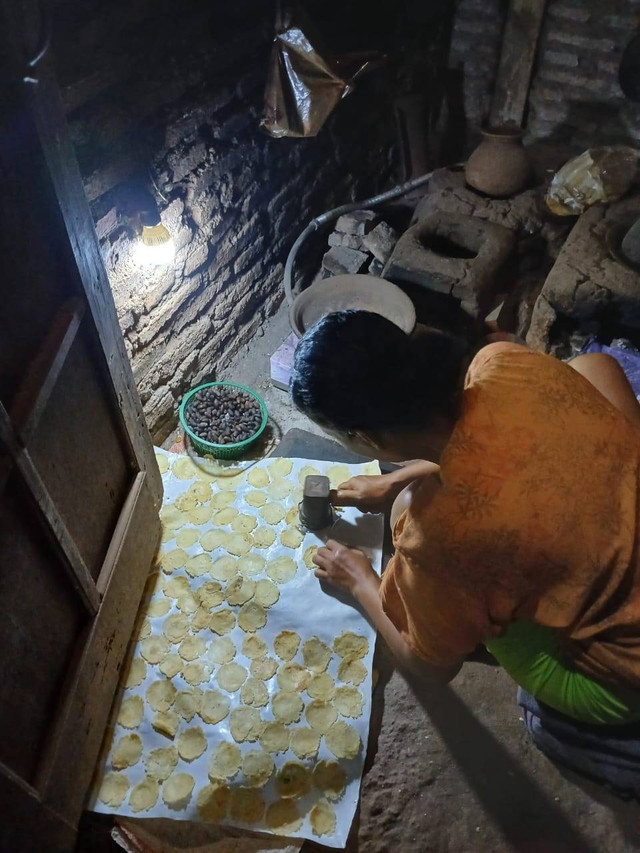 Emping Melinjo:Oleh-Oleh khas dari kota Limpung | kumparan.com