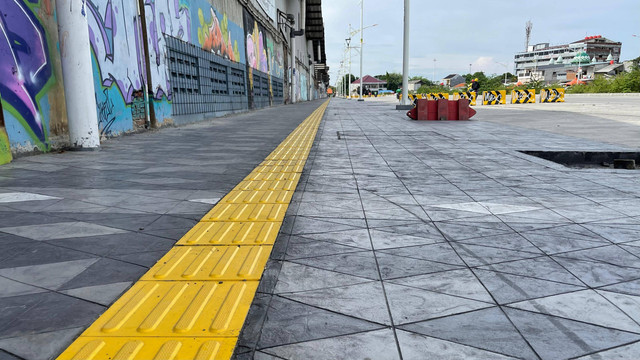 Jalur Kuning di Trotoar: Sebenarnya Untuk Siapa Sih? | kumparan.com