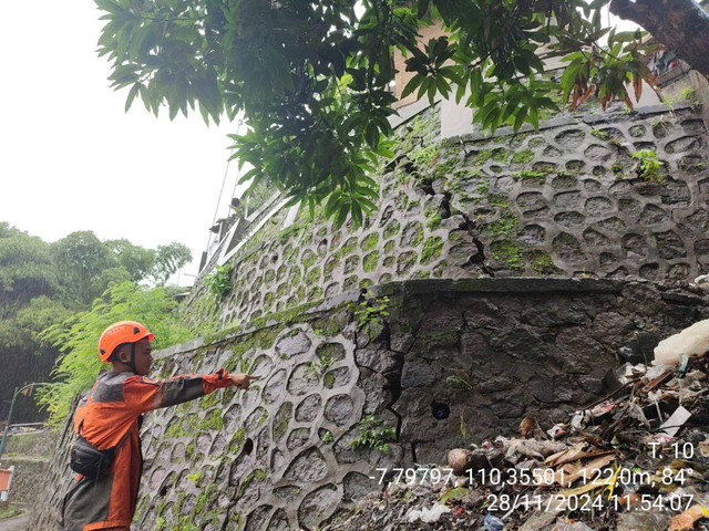 Talud Sepanjang 40 Meter di Ngampilan Longsor, Tiga Rumah Warga Jogja ...