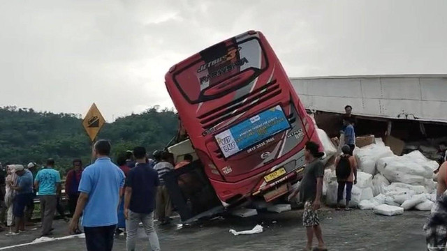 Fakta-fakta Kecelakaan Bus Pelajar Bogor vs Truk di Tol Pandaan Malang | kumparan.com