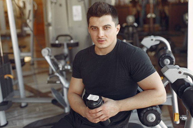 5 Perlengkapan Gym Pria yang Wajib Dimiliki | kumparan.com