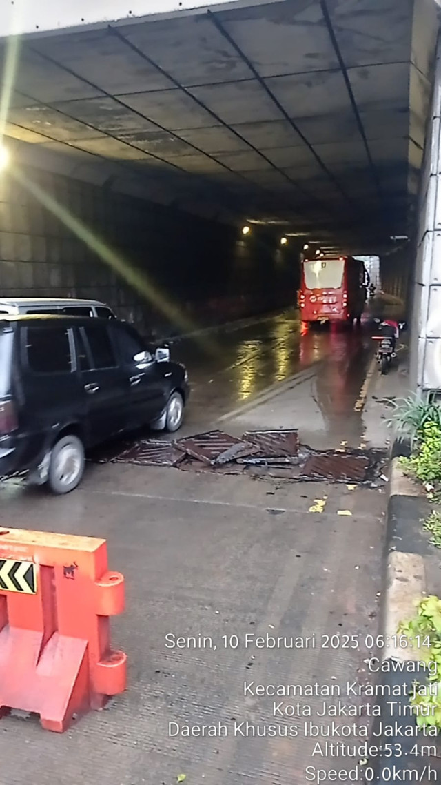 Besi Penutup Saluran Air di Underpass Halim Rusak, Lalin Padat | kumparan.com