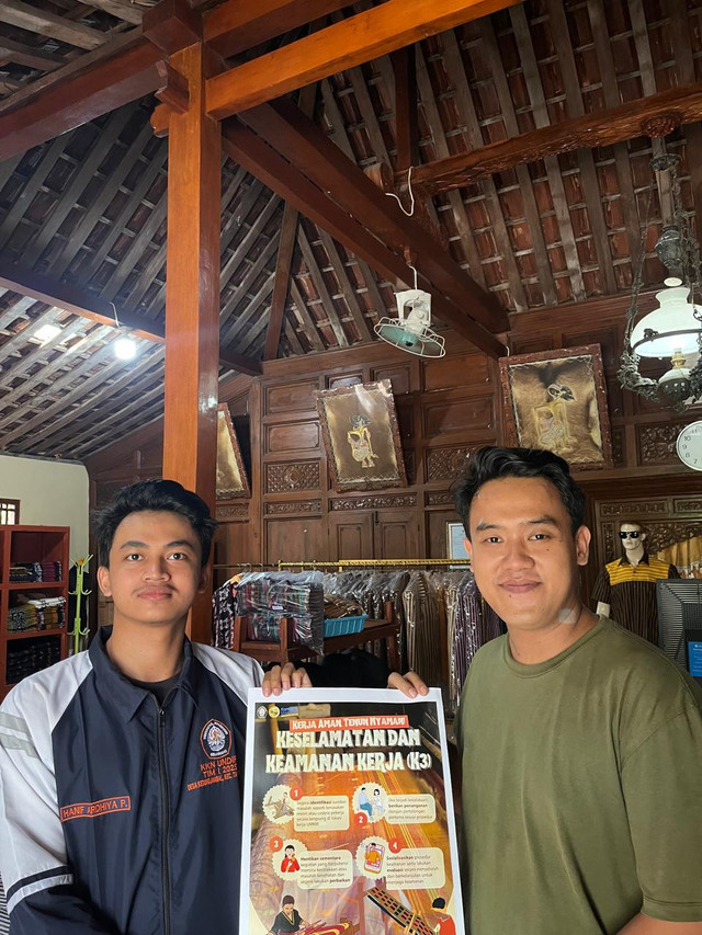 Dukung UMKM Aman! Mahasiswa KKN UNDIP Hadirkan Edukasi K3 di UMKM Lurik ...