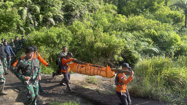 Jasad Pendaki Gunung Slamet yang Hilang Dievakuasi dari Jurang Sedalam ...