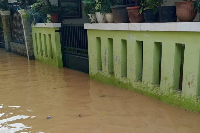 57 RT di Jakarta Masih Terendam Banjir Siang Ini, Ketinggian Capai 3 Meter | kumparan.com
