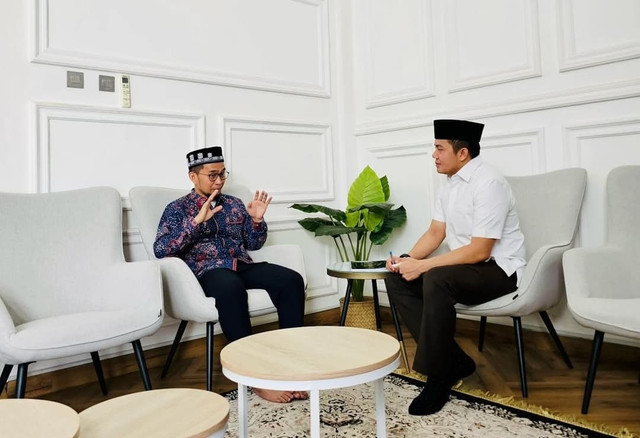 Momen Seskab Teddy Bertemu Ustaz Adi Hidayat: Menimba Ilmu hingga Bertukar Peci | kumparan.com