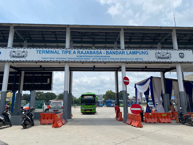 H-7 Lebaran, Pemudik di Terminal Rajabasa, Bandar Lampung Mulai ...
