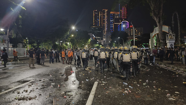 Polisi Bubarkan Massa Demo UU TNI di Surabaya | kumparan.com