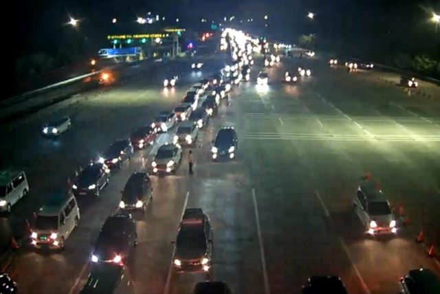 Tol Japek Masih Padat Malam ini, Contraflow dari KM 47 hingga 70 Diberlakukan | kumparan.com