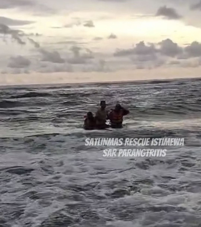 Wisatawan Pantai Parangtritis Terbawa Arus Rip Current | kumparan.com