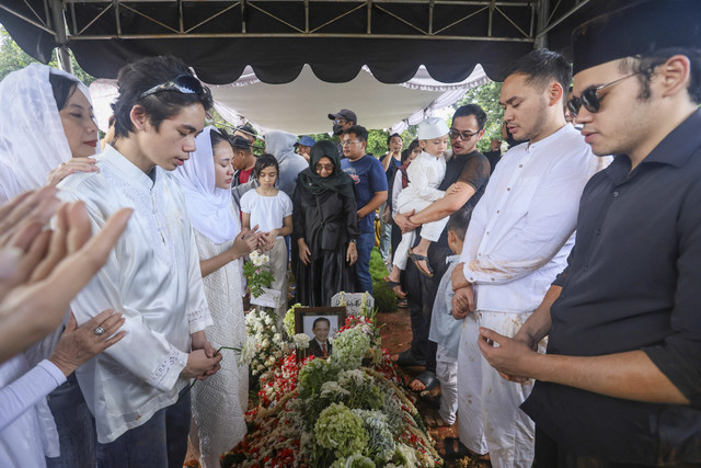Tangis Rama Sahetapy di Pemakaman Ray Sahetapy: Semua Berkata, Ayah ...