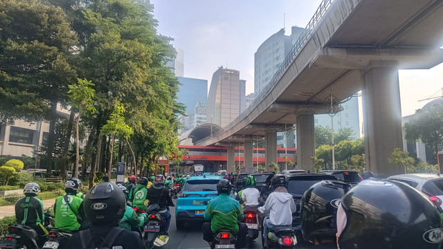 Libur Lebaran Usai, Lalu Lintas Mampang-Kuningan Kembali Macet | kumparan.com