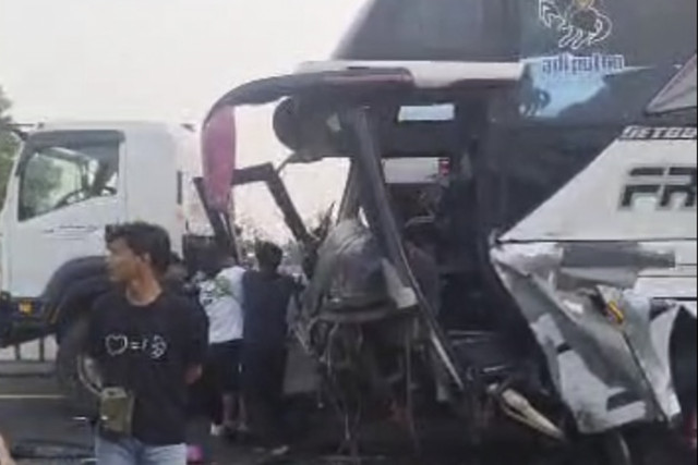 Bus Bonek Kecelakaan vs Mobil Lawan Arah di Tol Pekalongan: 1 Orang Tewas | kumparan.com